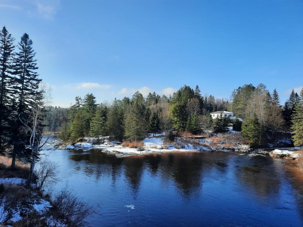 Belle grande maison 5 chambres au bord de la rivière avec activités, La ...