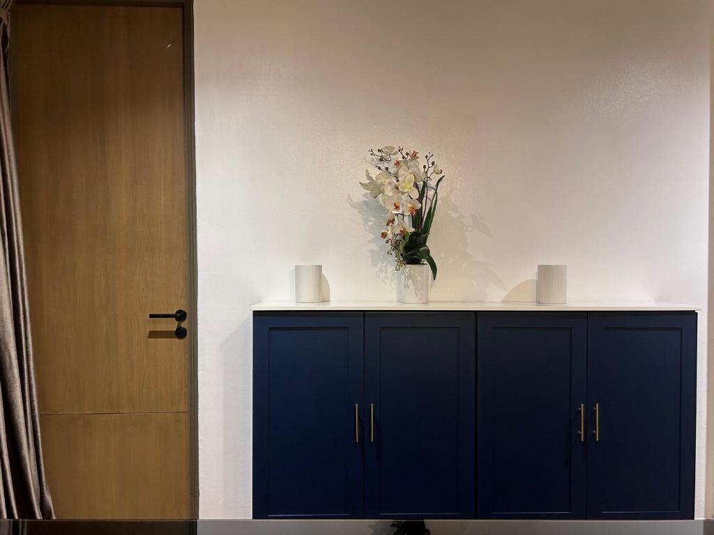 Brown Brick Thonglor - Blue Blueberry Room, Khlong Toei (updated prices ...