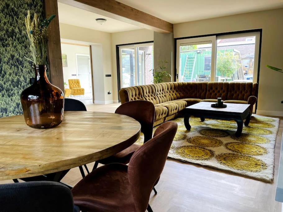 Luxurious Renovated Home, Retro Touch!, Eindhoven (updated prices 2025)