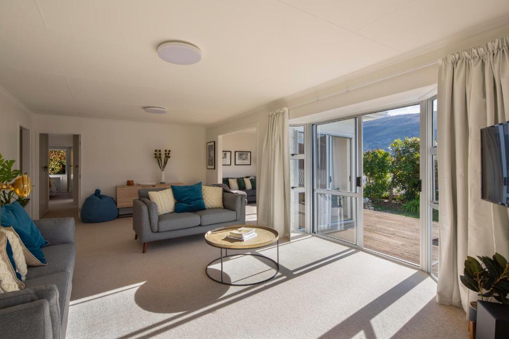 Sunny cottage with lake views, Frankton (updated prices 2026)