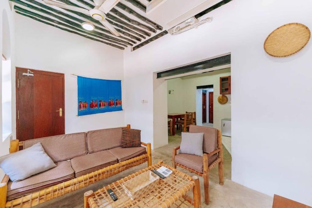 Hakuna Matata at Train's House, Ngambo (updated prices 2025)