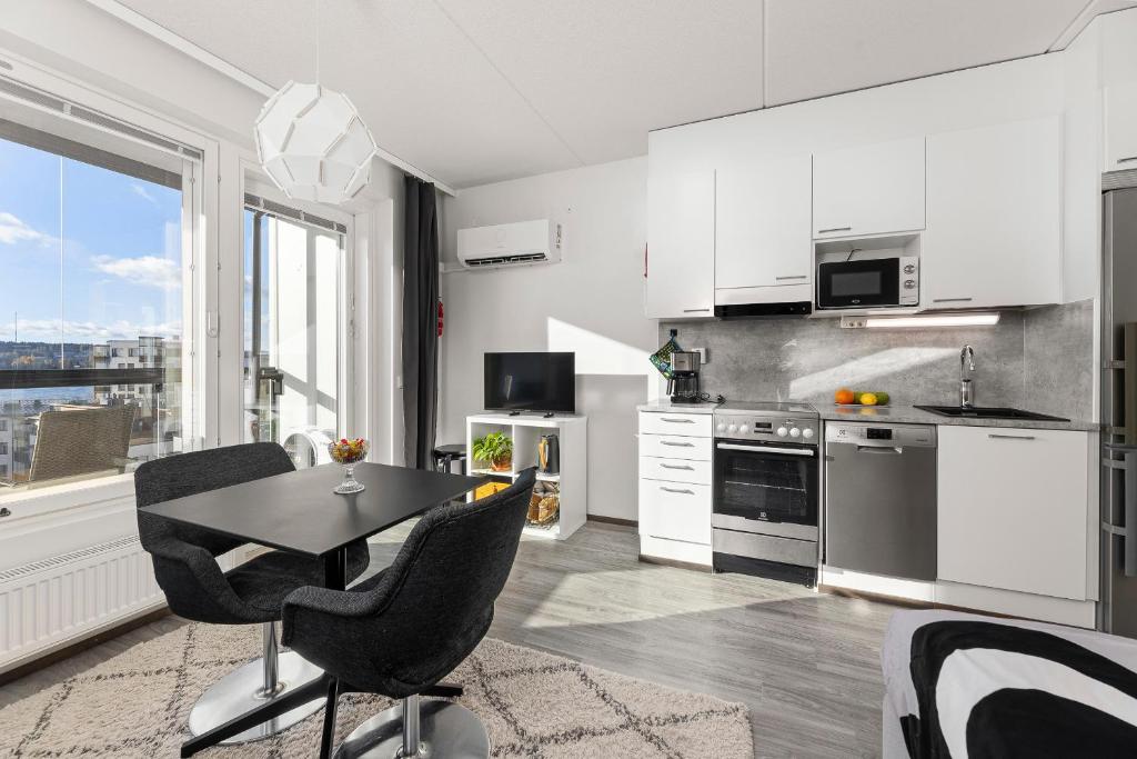 Valoisa huoneisto parvekkeella ja järvinäköalalla, Hämeenlinna (precios ...