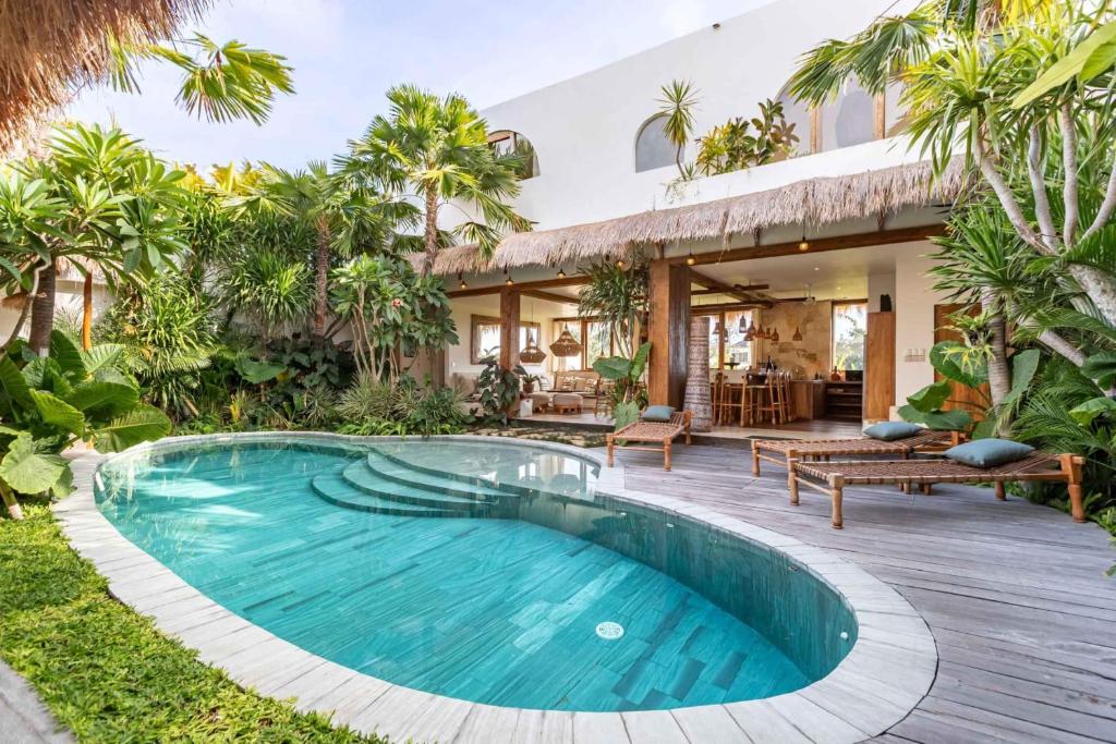 Villa Belle Oasis - Next To Canggu 5BR Tropical Paradise with Private ...