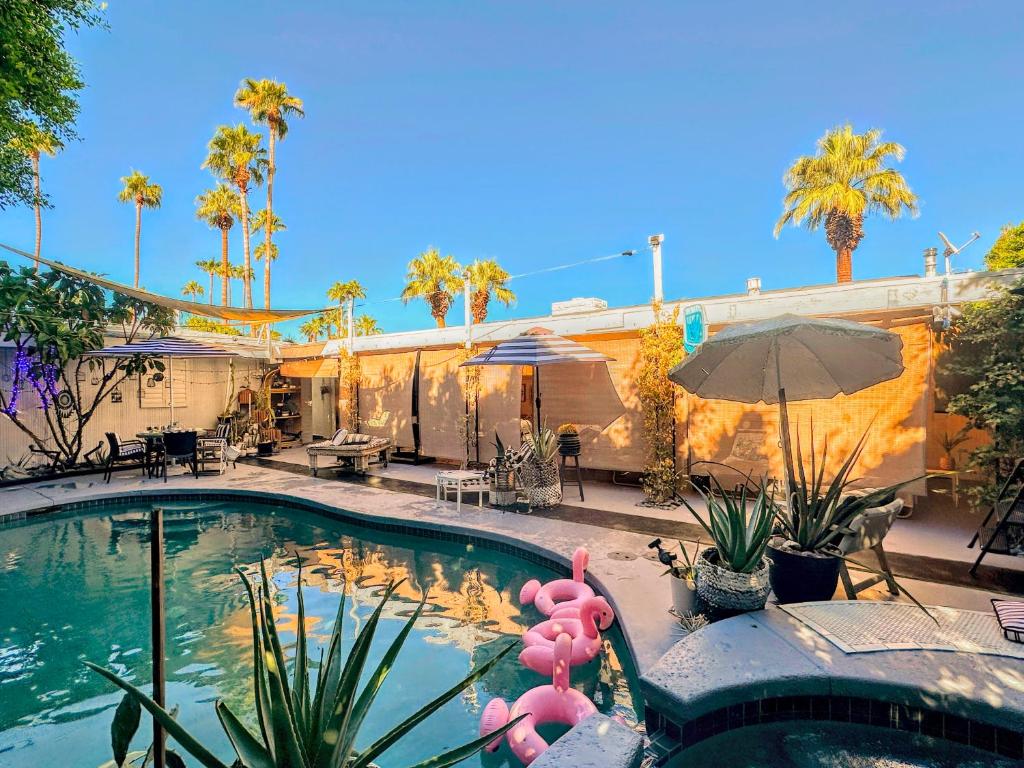 The Twin Palms Art House - vibrant, design-centric oasis, 2 mi to ...