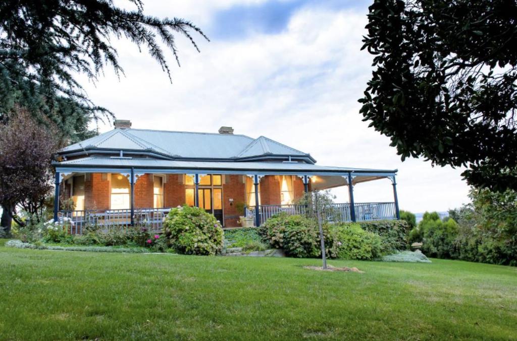 Luxurious CBD Manor House with Spectacular Views, Bathurst (updated ...