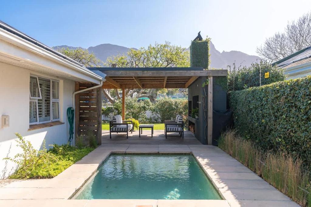 Contemporary 4-Bedroom Oasis, Cape Town (updated prices 2025)