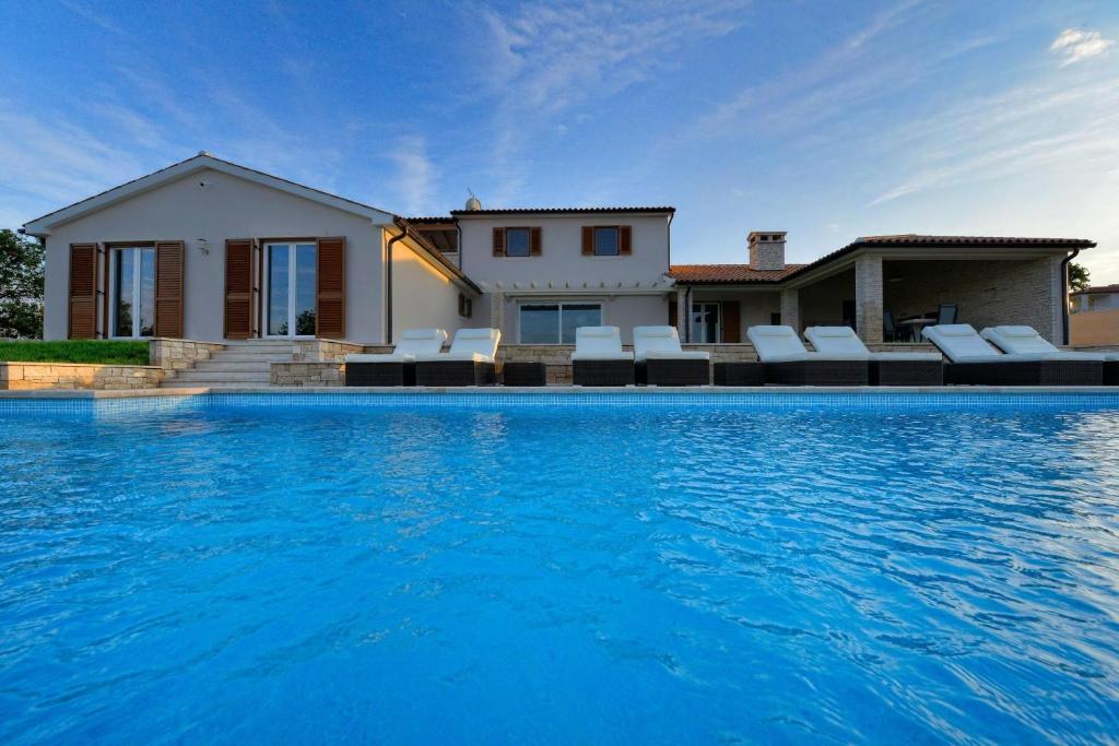 Schönes Ferienhaus In Kavran Mit Privatem Pool, Kavran (updated prices ...