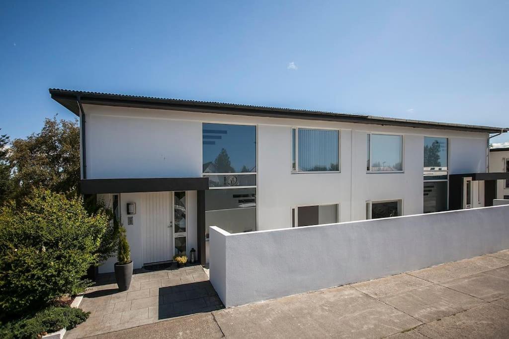 Bright house for 6 people, with hut tub in garden, Reykjavík ...