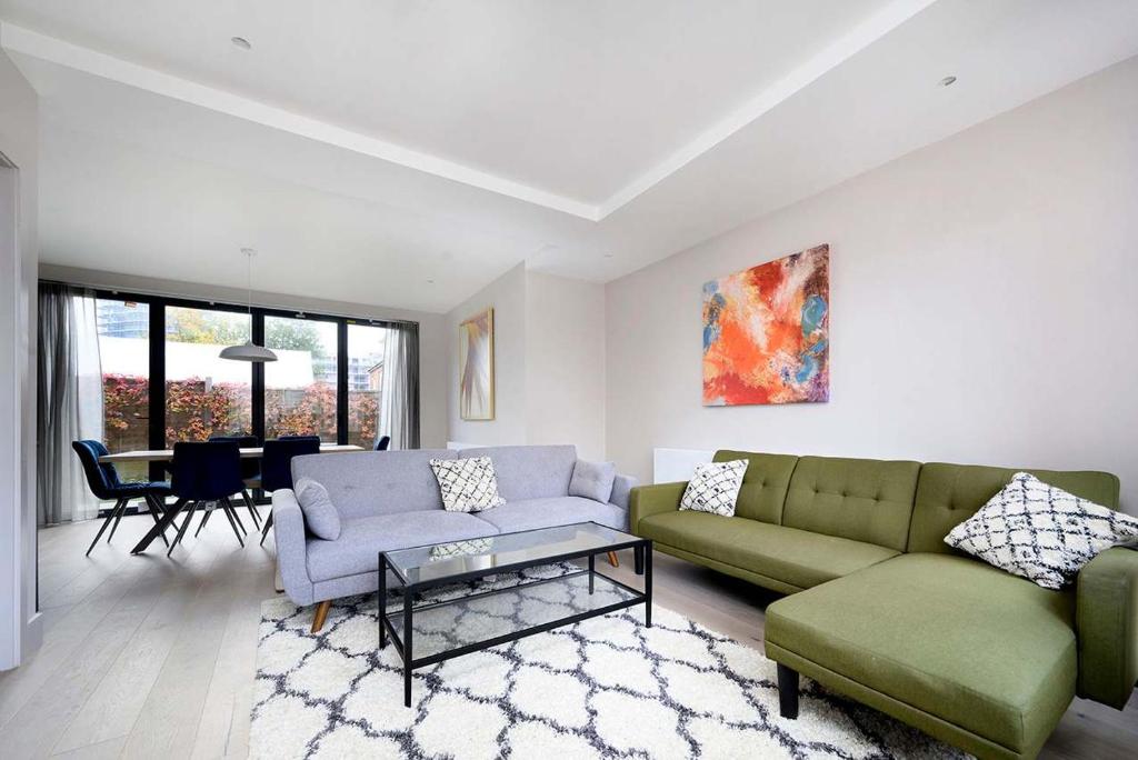 Stunning House with Garden and Parking, Romford (updated prices 2025)