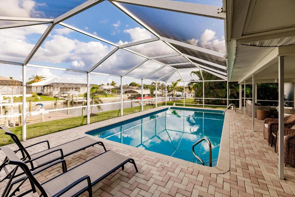 Spectacular 3BR 2BTH Waterfront Home with Pool, Cape Coral (updated ...