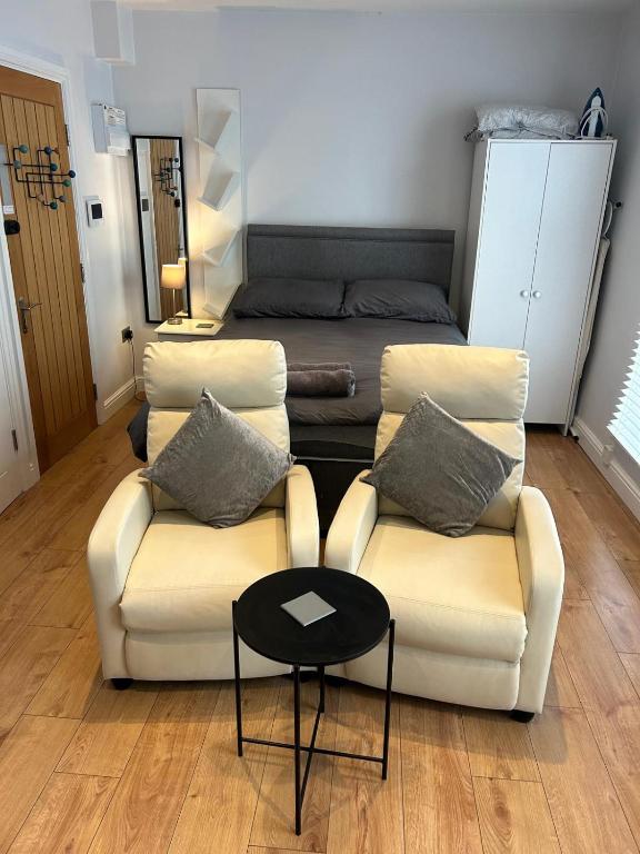 Jaskar studio 2, Cheltenham (updated prices 2026)