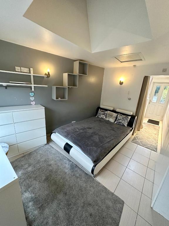 EnSuite Double Room With Own Entrance London - IG8 - Free on street ...