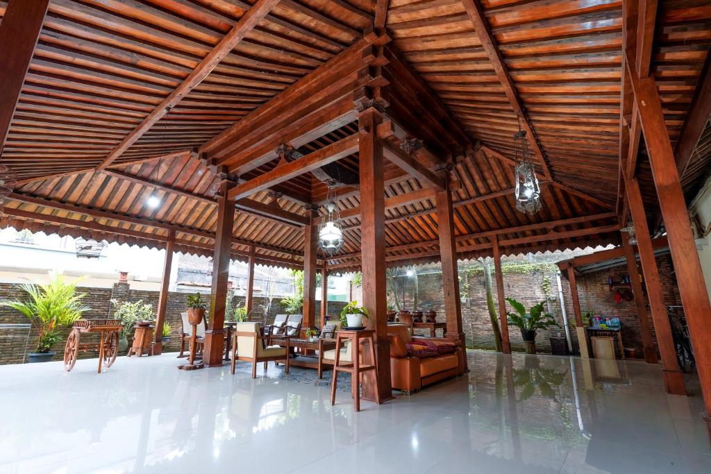 Omah Ralin Family Homestay with Spacious Joglo House, Timuran (updated prices 2025)