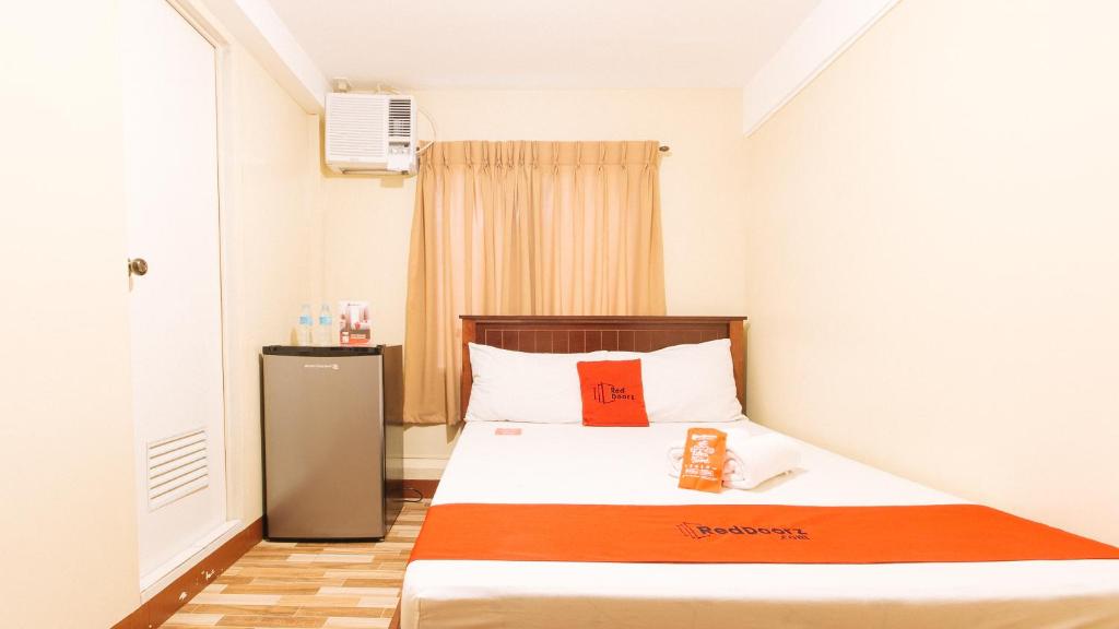 RedDoorz near PNR Espana Station, Manila (updated prices 2026)