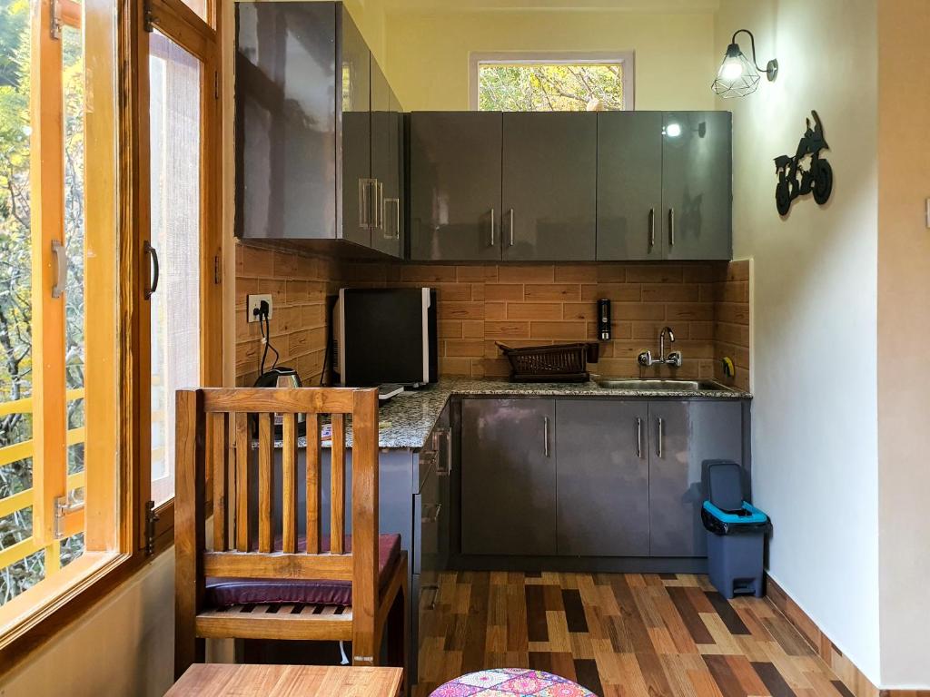 Alooma Cafe and Homestay, Bashist (updated prices 2025)