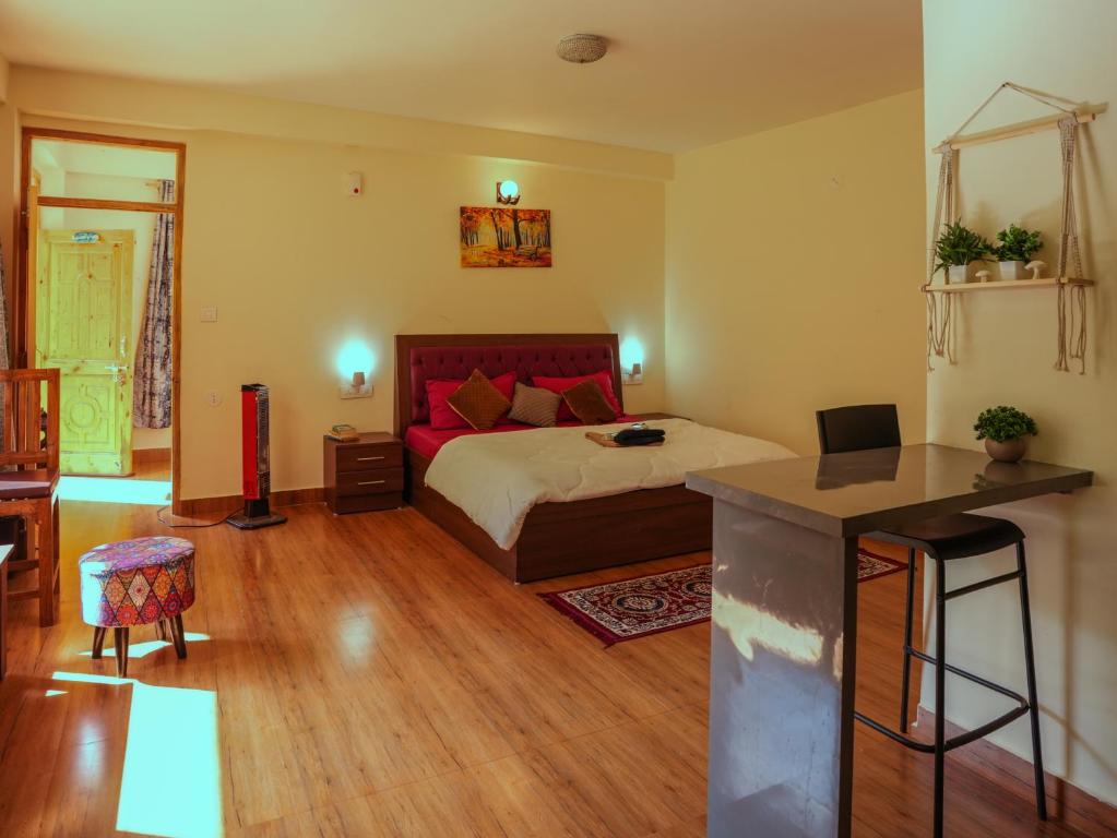 Alooma Cafe and Homestay, Bashist (updated prices 2025)