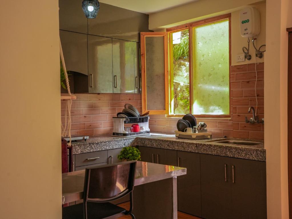 Alooma Cafe and Homestay, Bashist (updated prices 2025)