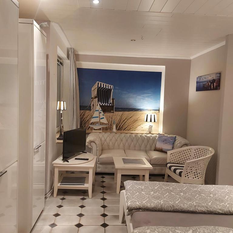 Stein am Ostseestrand bei Laboe mit Hund, Stein (updated prices 2026)