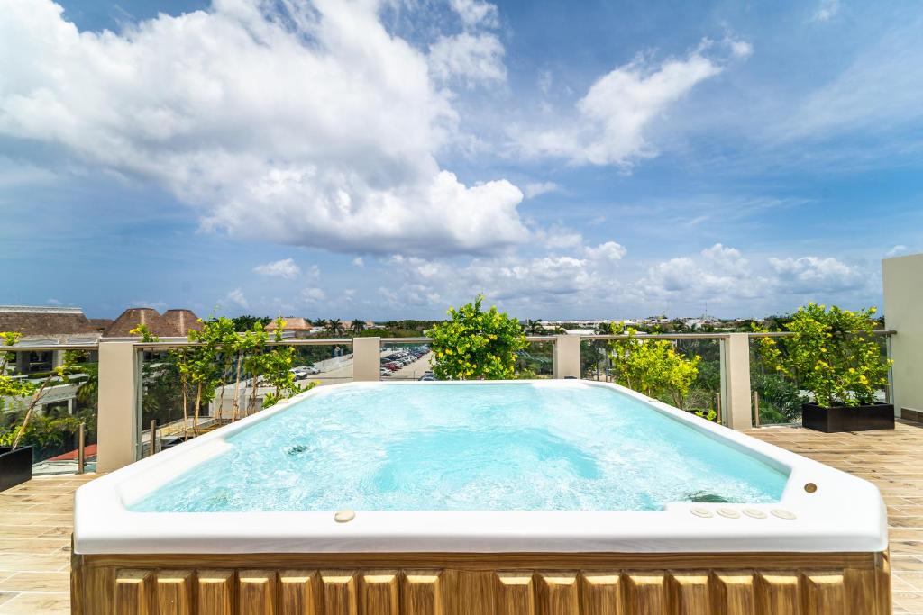 3 BD Suite with Balcony, Gym, Rooftop Pool, Hot Tub, Playa del Carmen ...