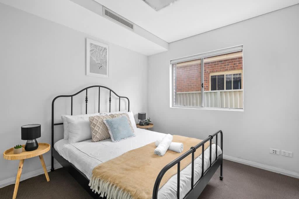 Modern Ensuite Queen Room - Serene Spot at Revesby, Revesby (updated ...
