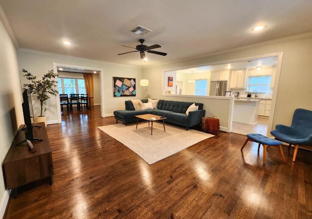 Chic Retreat Near Med Center, Houston (updated prices 2025)