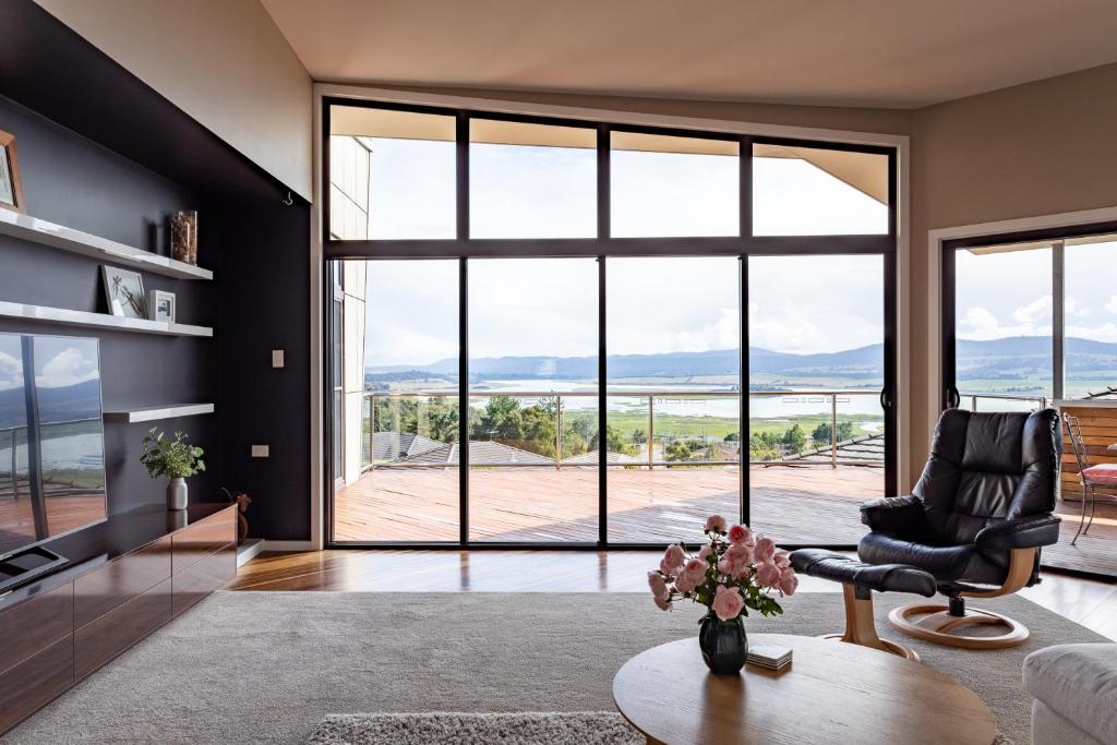 River Haven serene spacious with river views, Launceston (updated ...