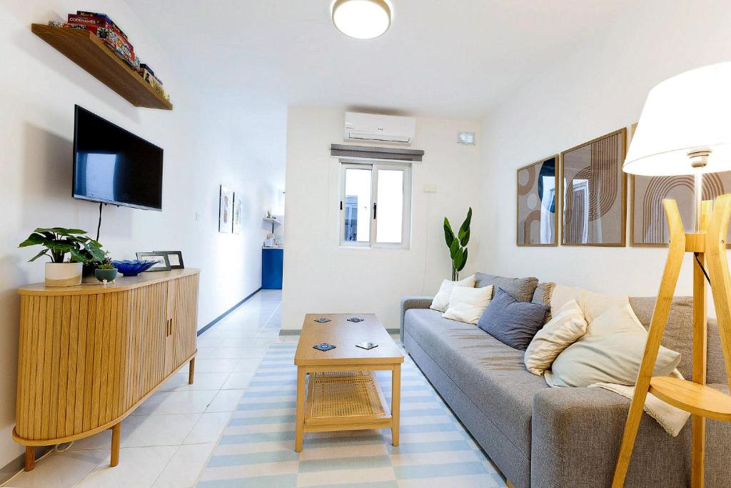 Spacious 2BR Penthouse with a Large Front-Terrace - Close to Bugibba ...