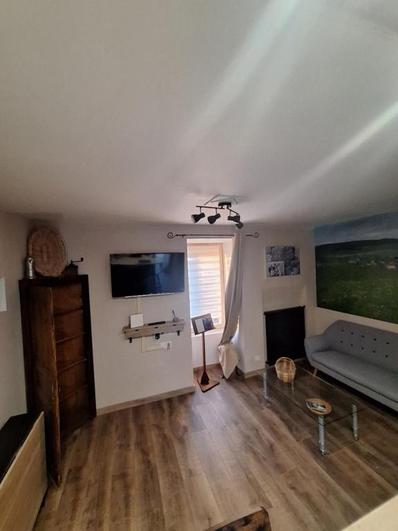 Gite chez Alice et Marcel, Saint-Georges-de-Mons (updated prices 2025)