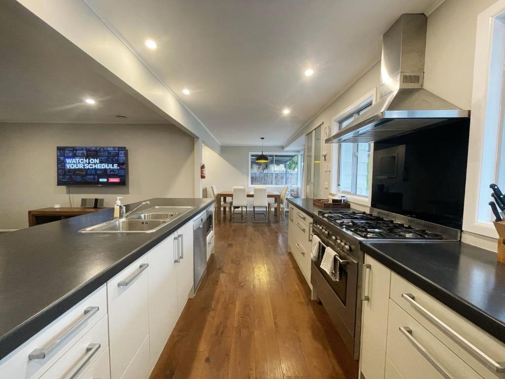 New painted 5 bdms specious house close to the Base, Hamilton (updated ...