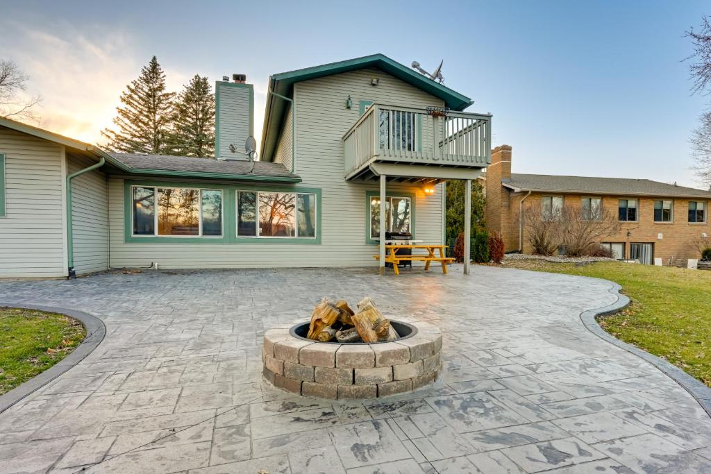 Lakefront Hartland Cottage with Patio and Fire Pits!, Hartland (precios ...