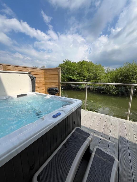 Waveside-Waterside with hot tubResort PoolGym, Padstow (updated prices ...