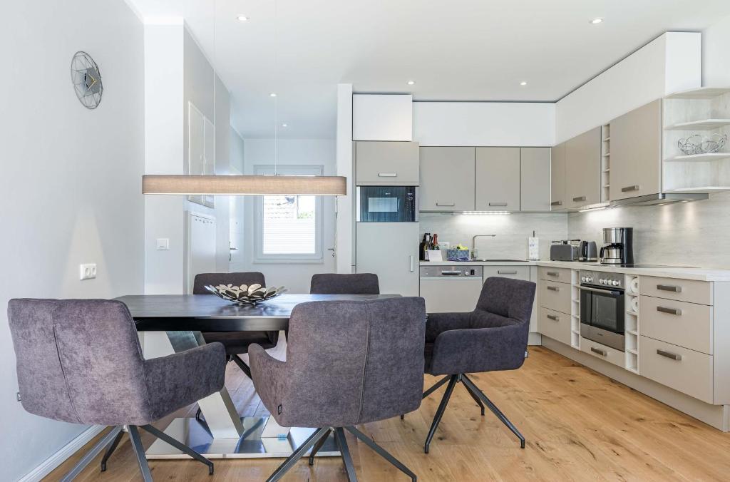 SeeGlück Malchow - Stilvolle Maisonette mit Balkonen & Seeblick, Malchow (precios actualizados 2024)