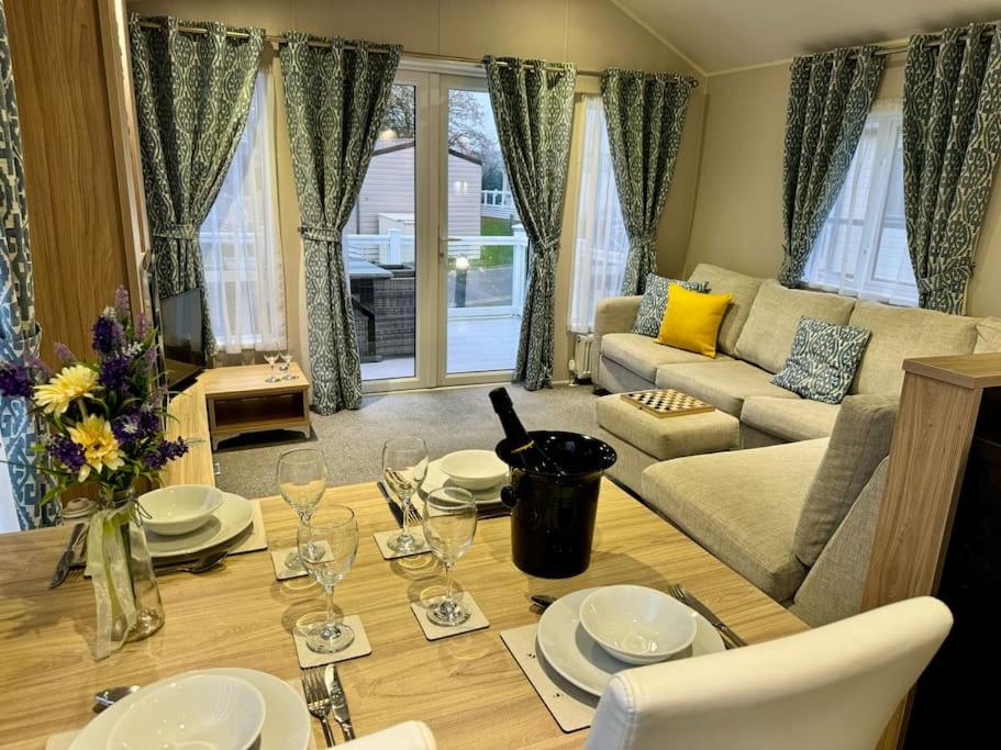 Reed Meadow Lodge - Hoburne Holiday Park - by MaisonPro, South Cerney ...