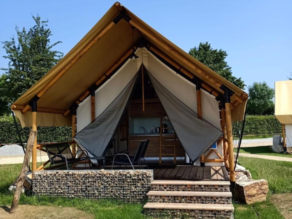 Nice safari tent 9 km from Maastricht, Berg en Terblijt (precios ...