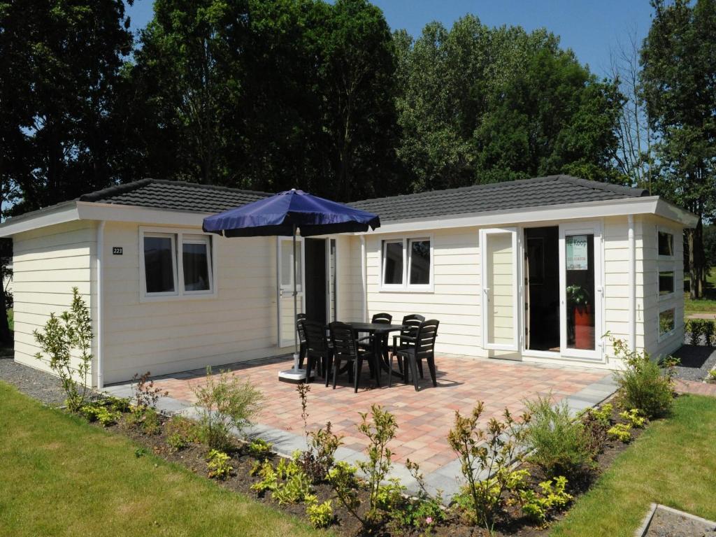 Nice chalet near the golf course in a holiday park, Velsen-Zuid ...