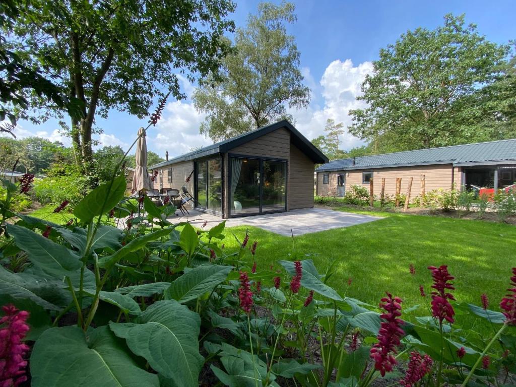 Comfy chalet with dishwasher, Utrecht at just 20km, Maarn (updated prices 2025)