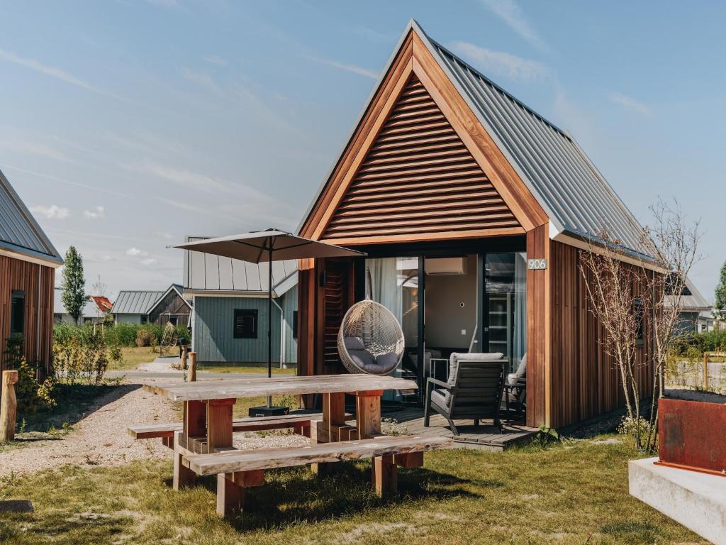 Modern tiny house with dishwasher, beach at 500m, Nieuwvliet-Bad ...