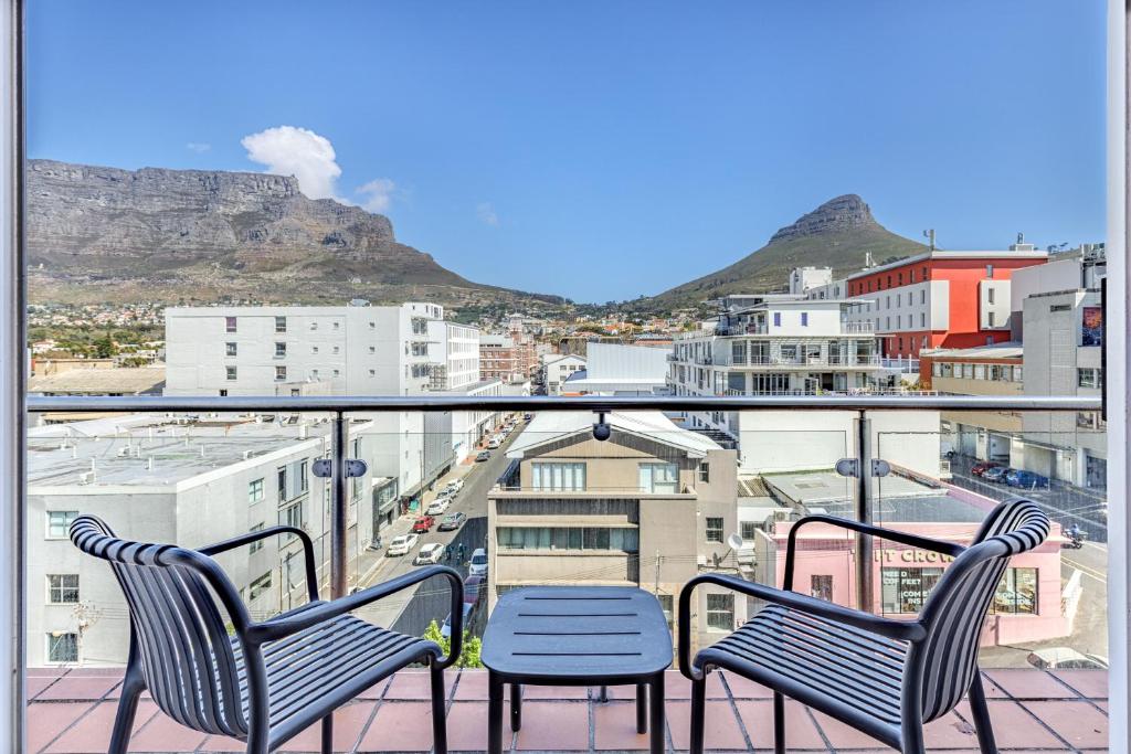 CBD Loft with Mountain View, Balcony, Aircon, Parking, Cape Town ...