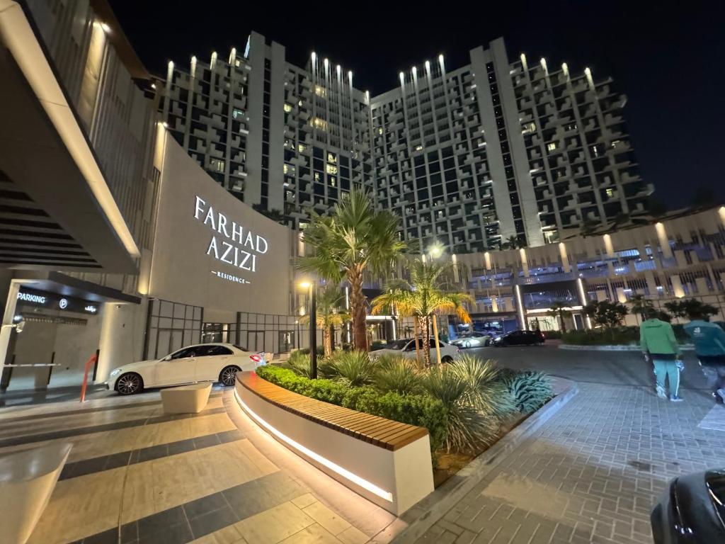 ASHRI Luxurious Apartment with Breathtaking Views in Azizi Creek Views ...