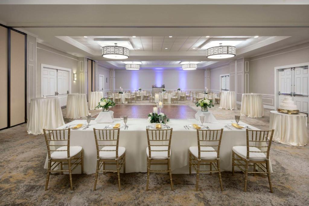 DoubleTree by Hilton Atlanta/Roswell - Alpharetta Area, Roswell ...