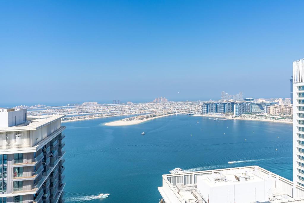 Beachfront 2-BDR, High floor, Sea and Palm View, Beach Access, Dubai ...