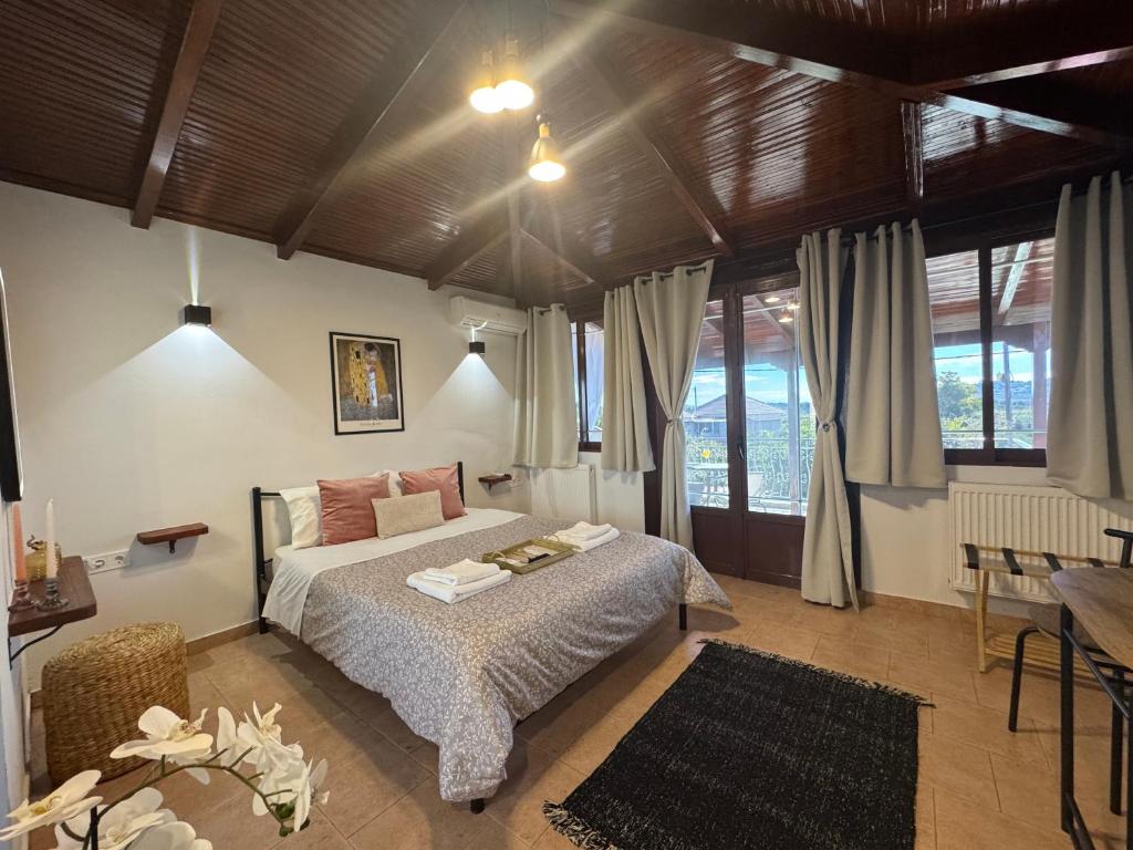 Takis' Attic, Áyios Ilías (updated prices 2026)