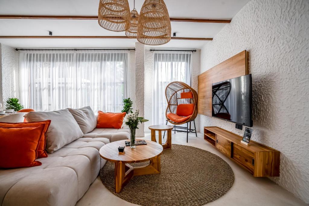 Tropical Tribe by EVDekimi - Stylish 3BR Villa with Nature view and ...
