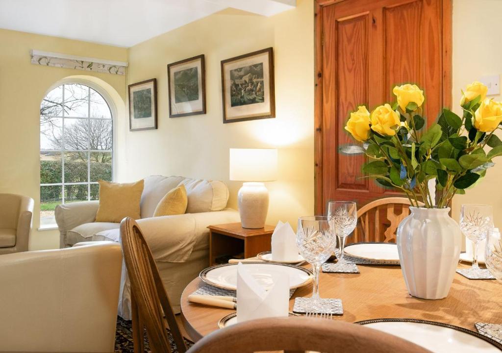 Woodcutter's Cottage - Peaceful Country Retreat!, Over Worton (updated ...