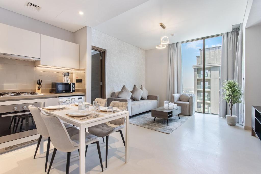 STAY BY LATINEM Luxury 2BR Holiday Home CV A2702 near Burj Khalifa ...