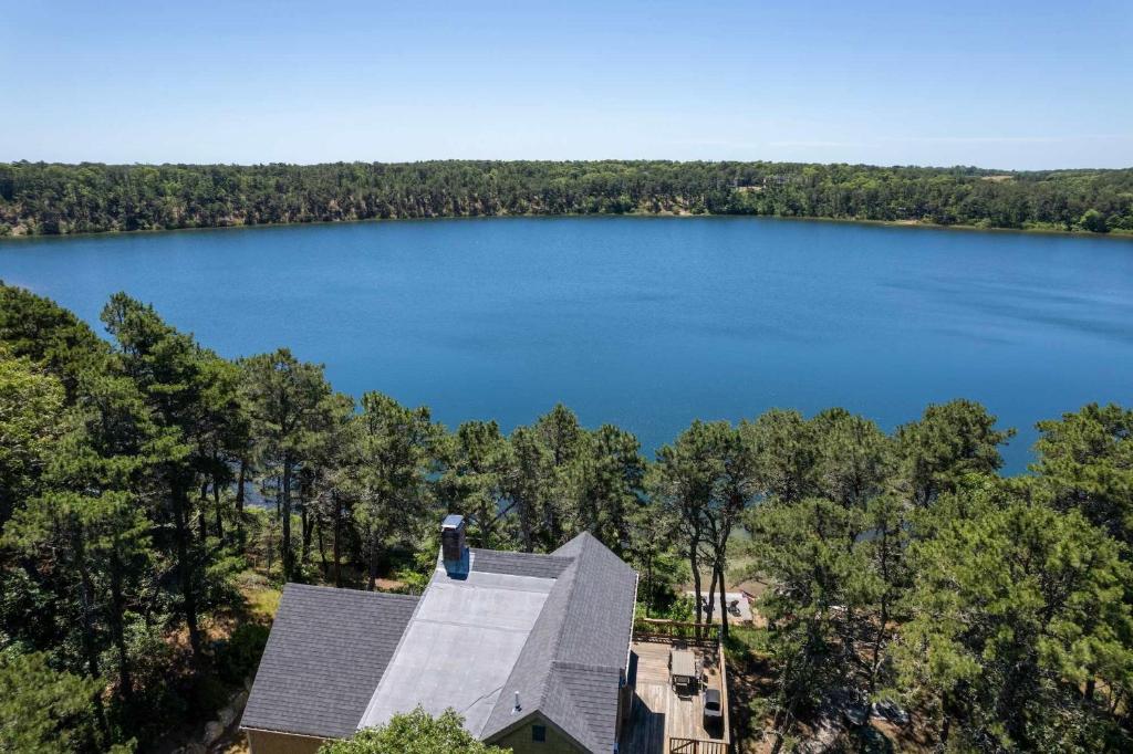 Amazing Location Lakefront Waterside Deck, Chatham (updated prices 2025)