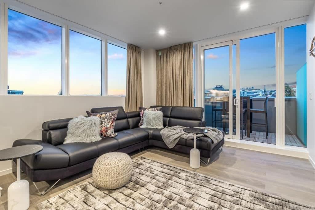 Modern 2BR Penthouse with Balcony and Gym Access, Auckland (updated ...