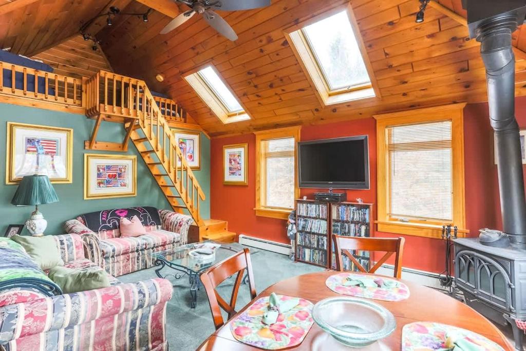 Cozy Rustic Bliss Seconds from Windham Mt Resort, Windham (updated ...
