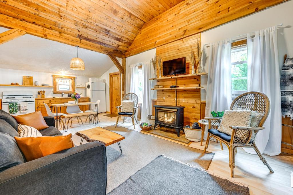 Fish and Water Raft Cabin Near Lake Santeetlah, Robbinsville (updated ...