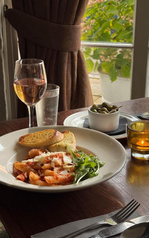 Warren Lodge, Shepperton (updated prices 2025)